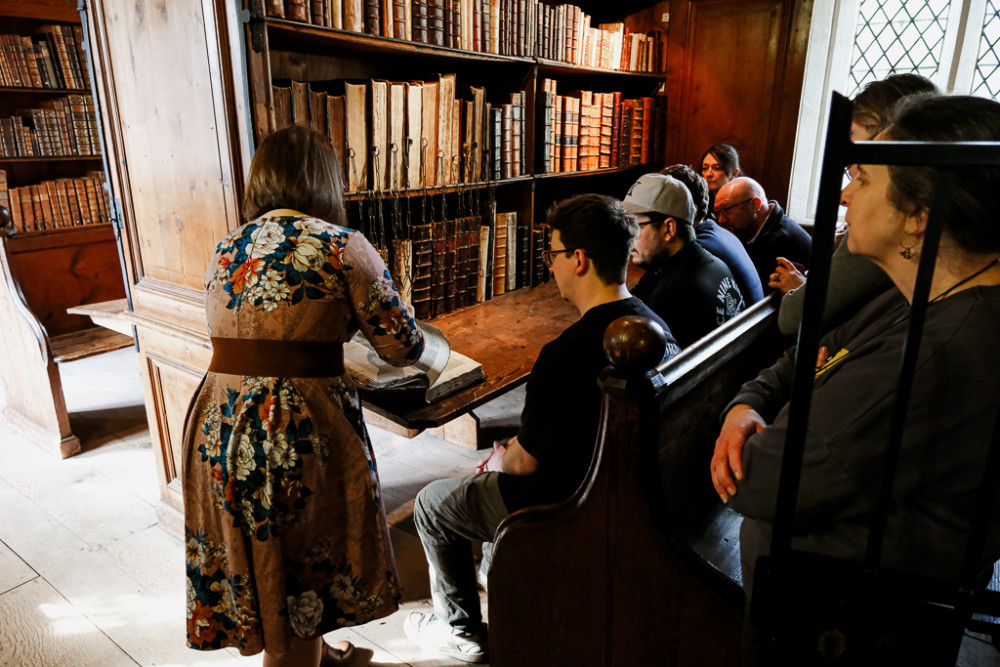 Mulberry volunteers help bring Wells Cathedral’s Chained Library to ...