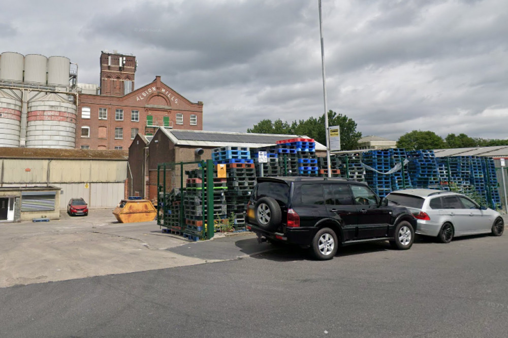 Police bomb squad called to Heaton Norris following reports of ...